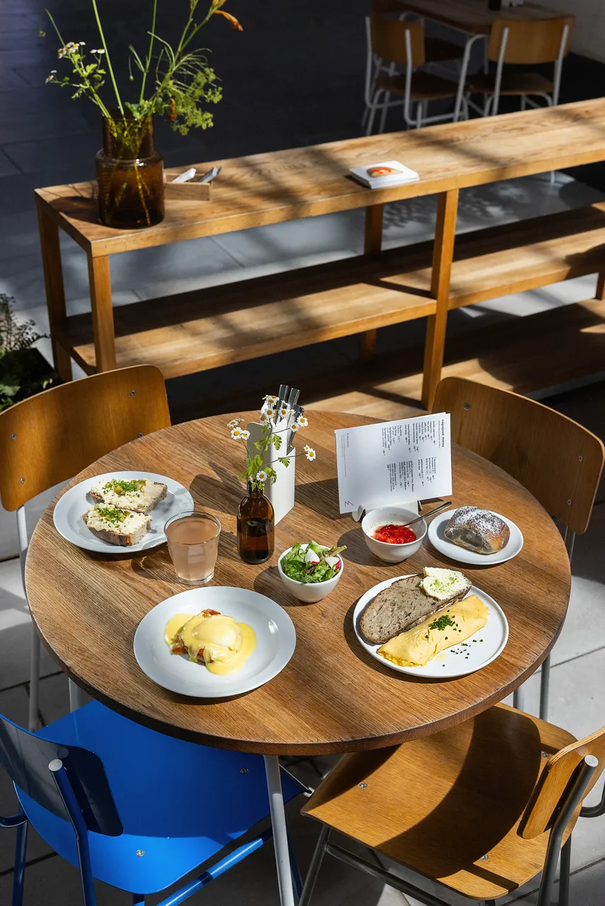 Czechia Digital Media Library - Snídaně v restauraci